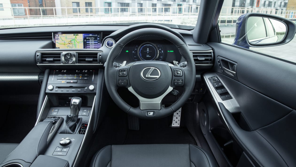 Lexus IS 300h (2013-2020) interior & comfort | DrivingElectric
