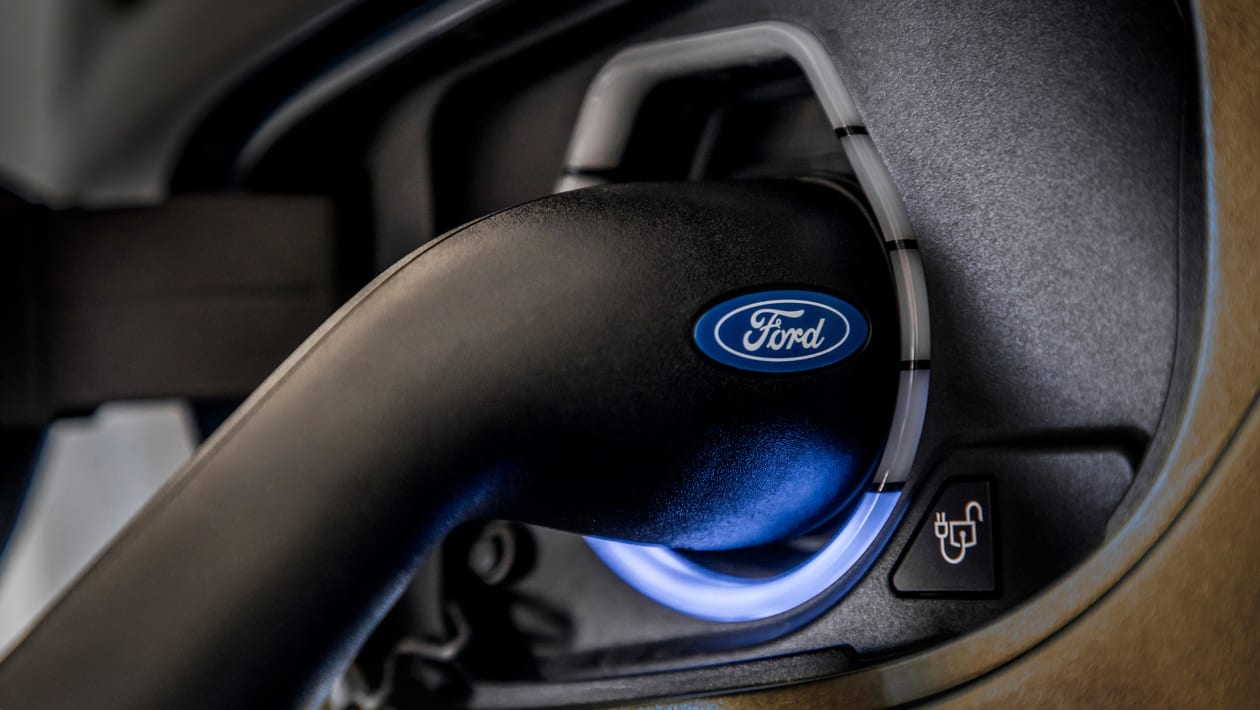 Ford Transit Custom hybrid range, MPG, CO2 & charging | DrivingElectric