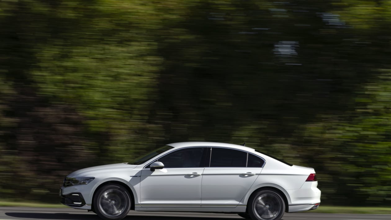 Volkswagen Passat GTE performance, engine, top speed | DrivingElectric