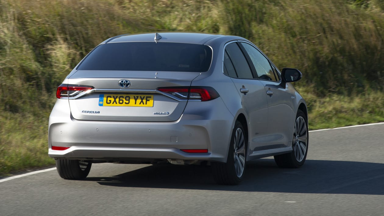 Toyota Corolla Saloon MPG & CO2 emissions | DrivingElectric