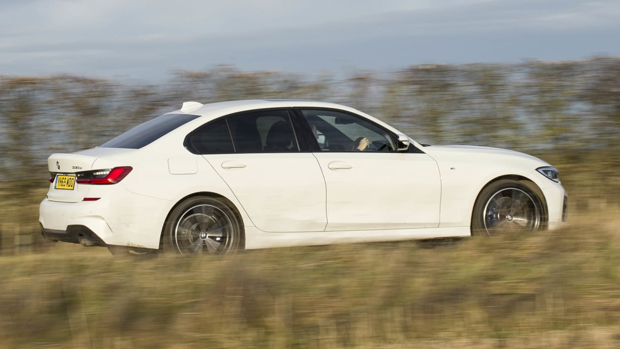 BMW 330e performance, top speed & engine | DrivingElectric