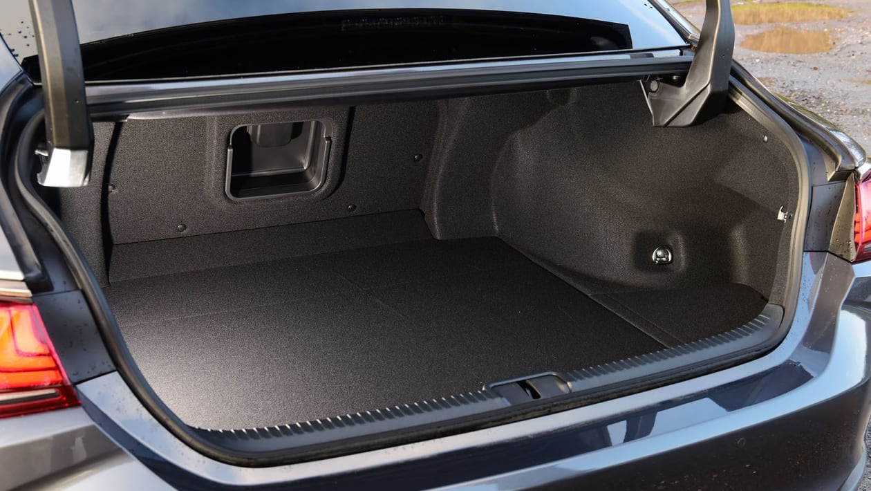 Lexus ES 300h practicality & boot space | DrivingElectric