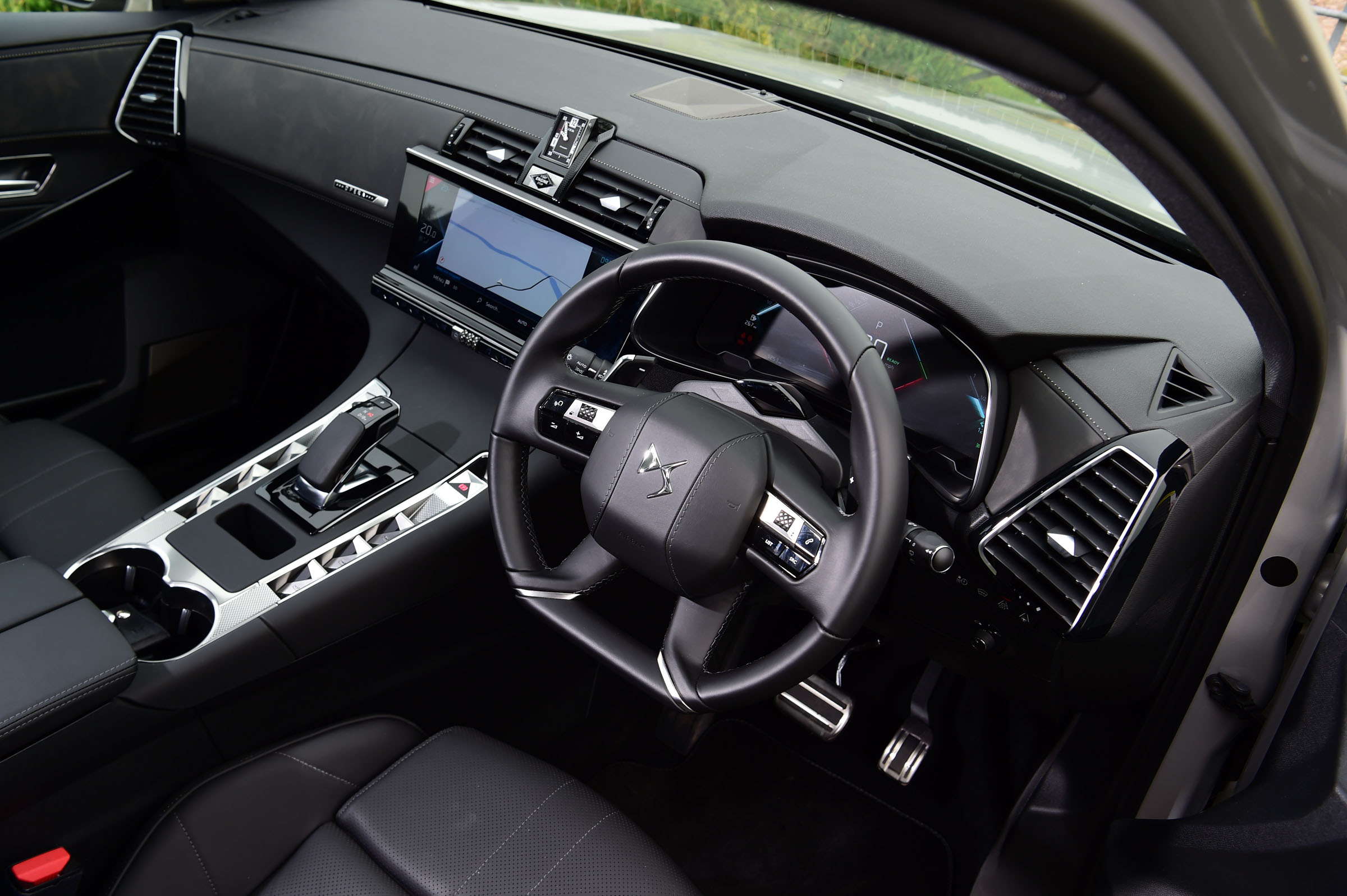 DS 7 Crossback E-TENSE interior & comfort | DrivingElectric