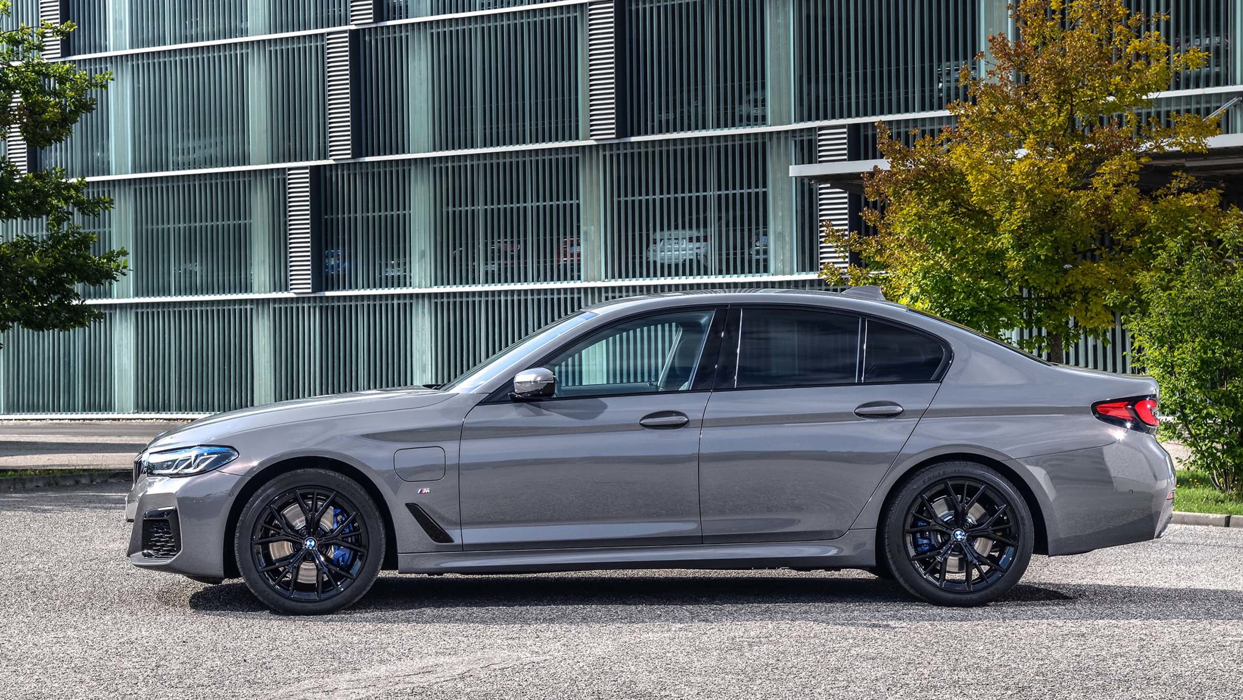 BMW 545e xDrive hybrid review pictures | DrivingElectric